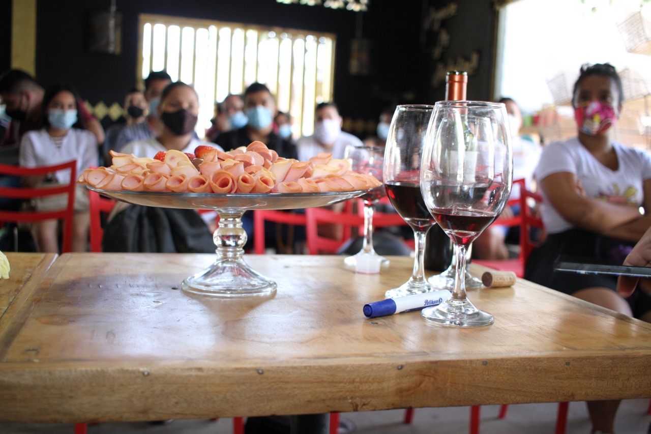 Bares, restaurantes y discotecas se forman en servicio a la mesa - TSM ...