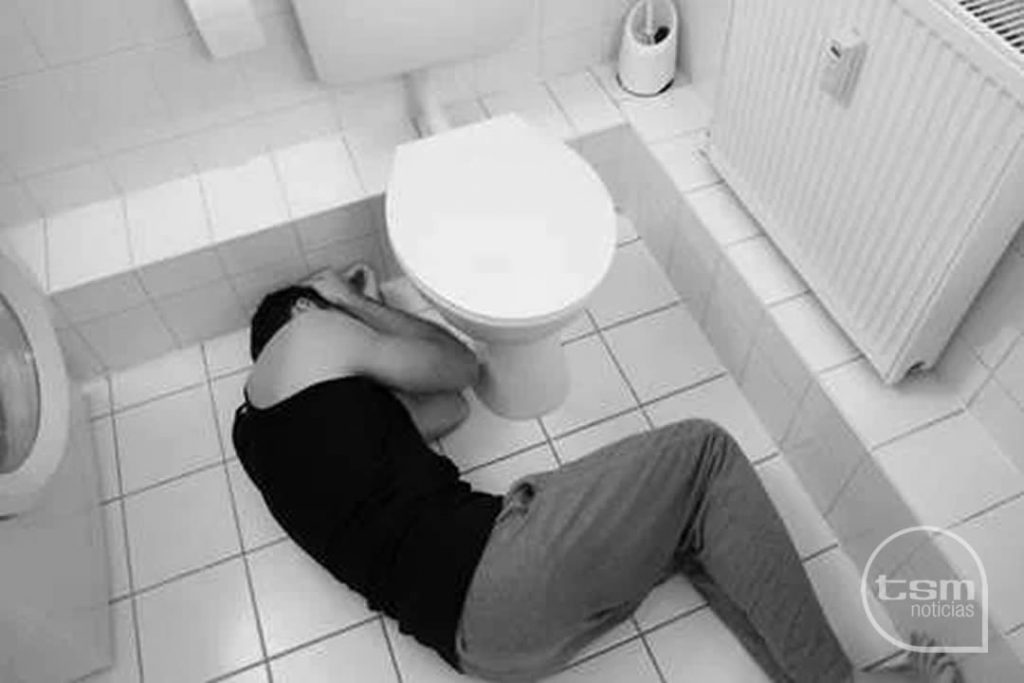 Retuvo A Su Novio Por Cinco Horas En El Baño De Su Casa Porque No Le Dejaba Revisar El Whatsapp 